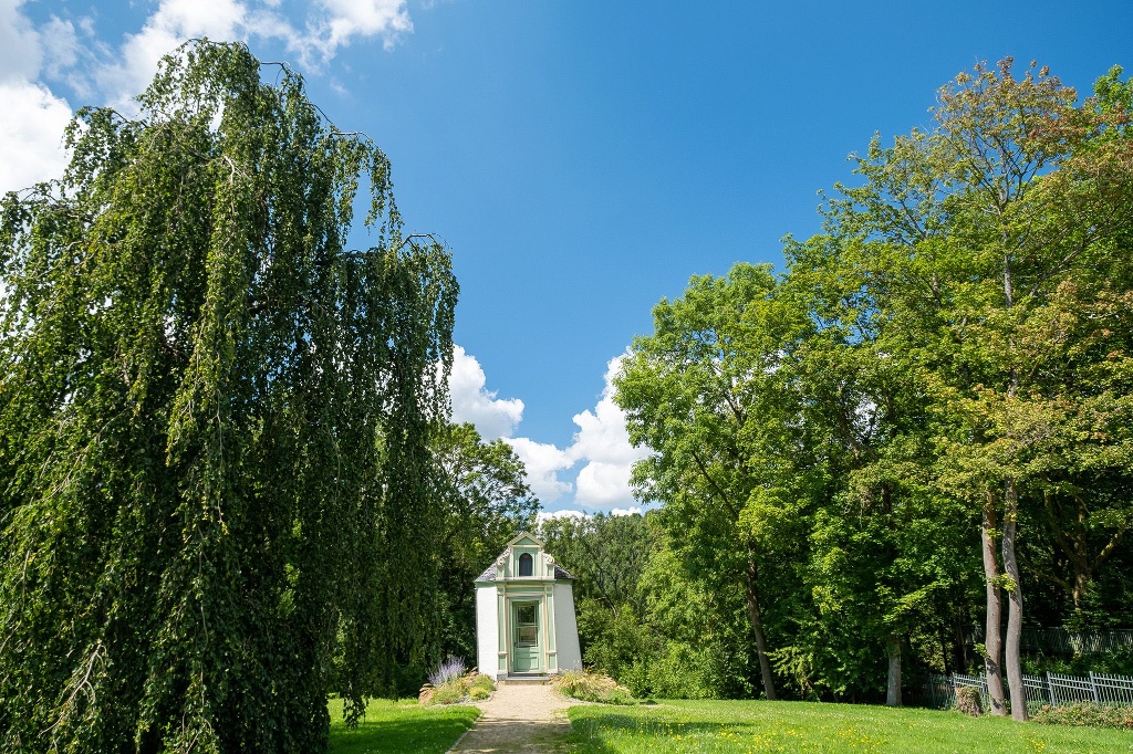 Classicist garden shed